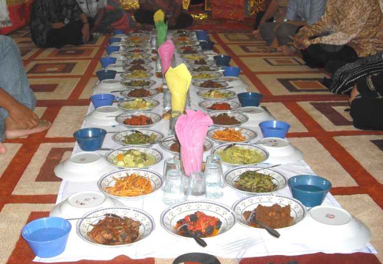 Indonesian Dining Etiquette - Indoindians.com